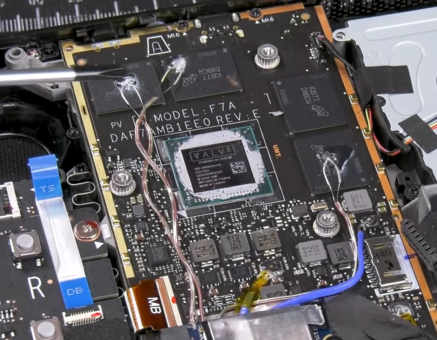 تصویر پردازنده AMD Van Gogh در Steam Deck - نمای نزدیک از چیپ مخصوص ...